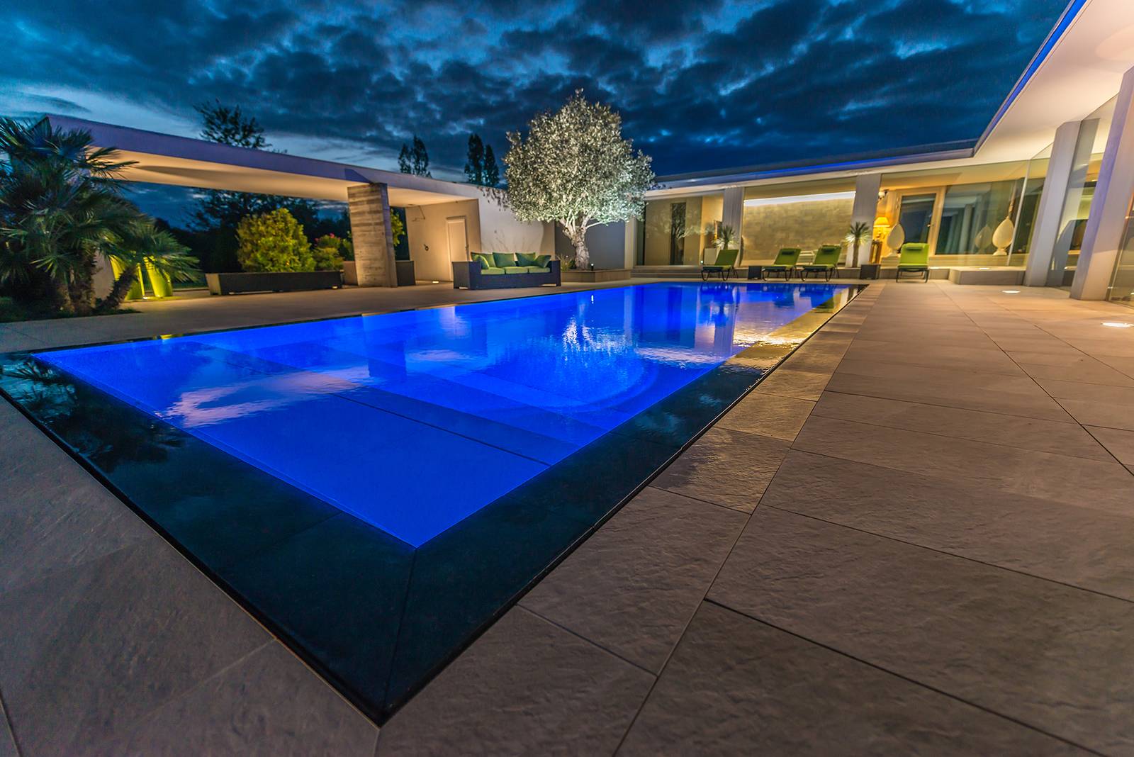 Construction piscine miroir | Aix-en-Provence - Piscines Carré Bleu
